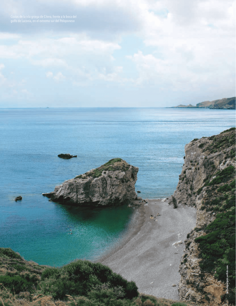 Costas de la isla griega de Citera, frente a la boca del